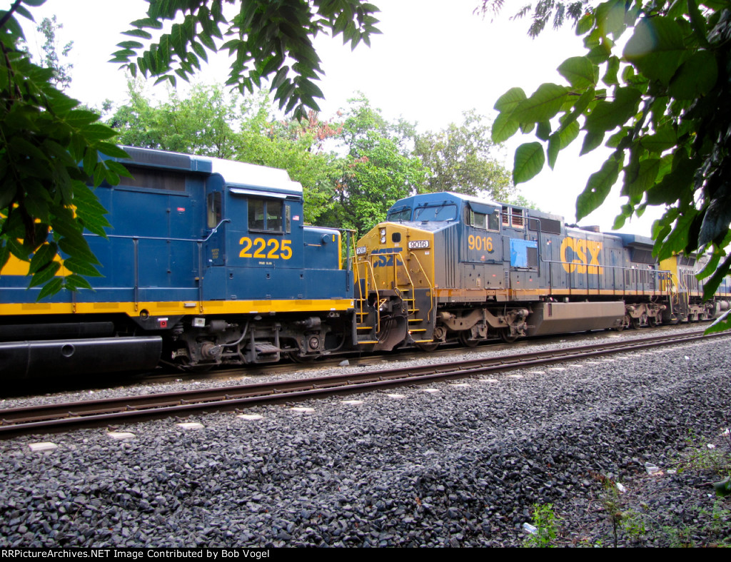 CSX 2225 and 9016